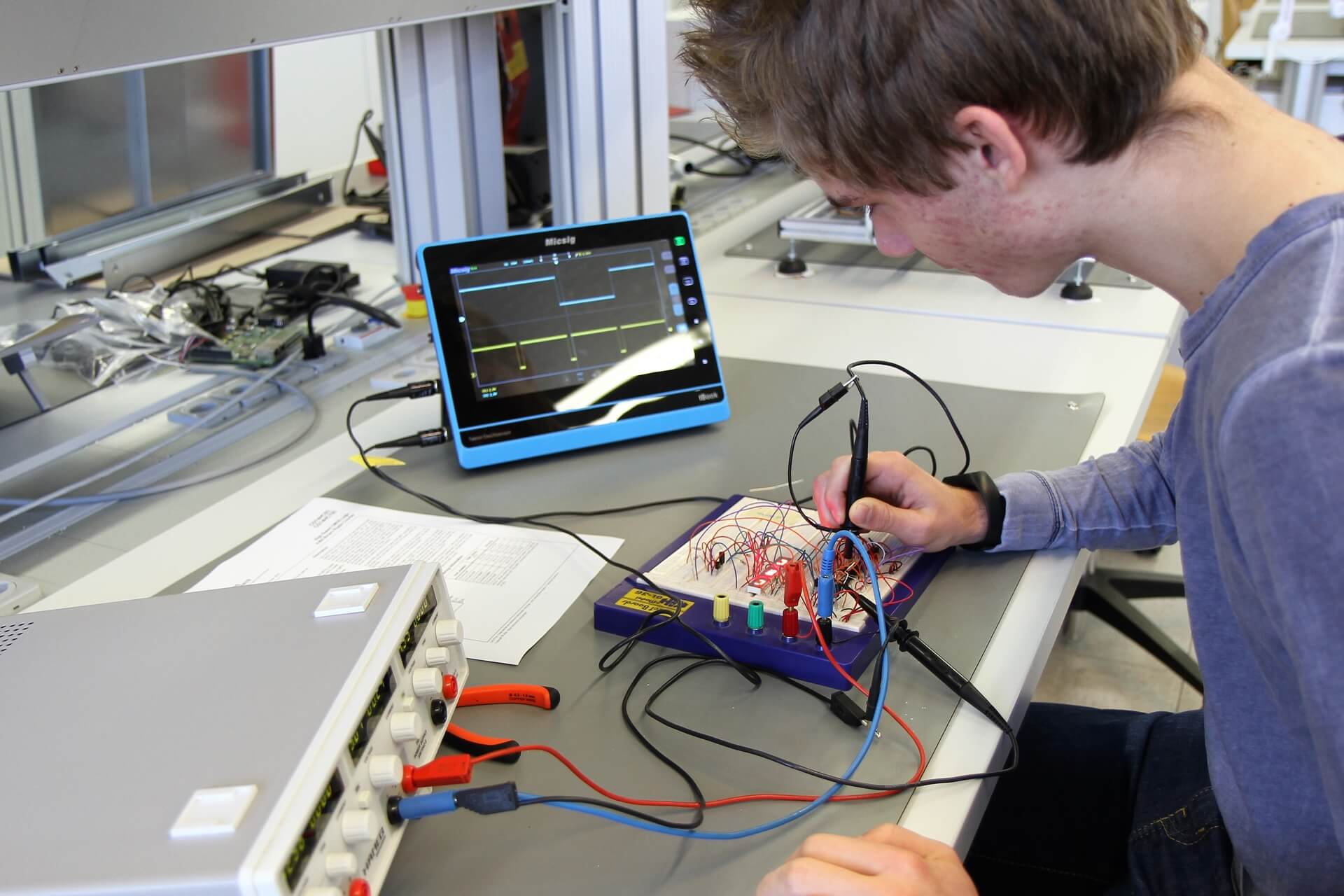 Electronicien-ne CFC | Division Technique du CEJEF